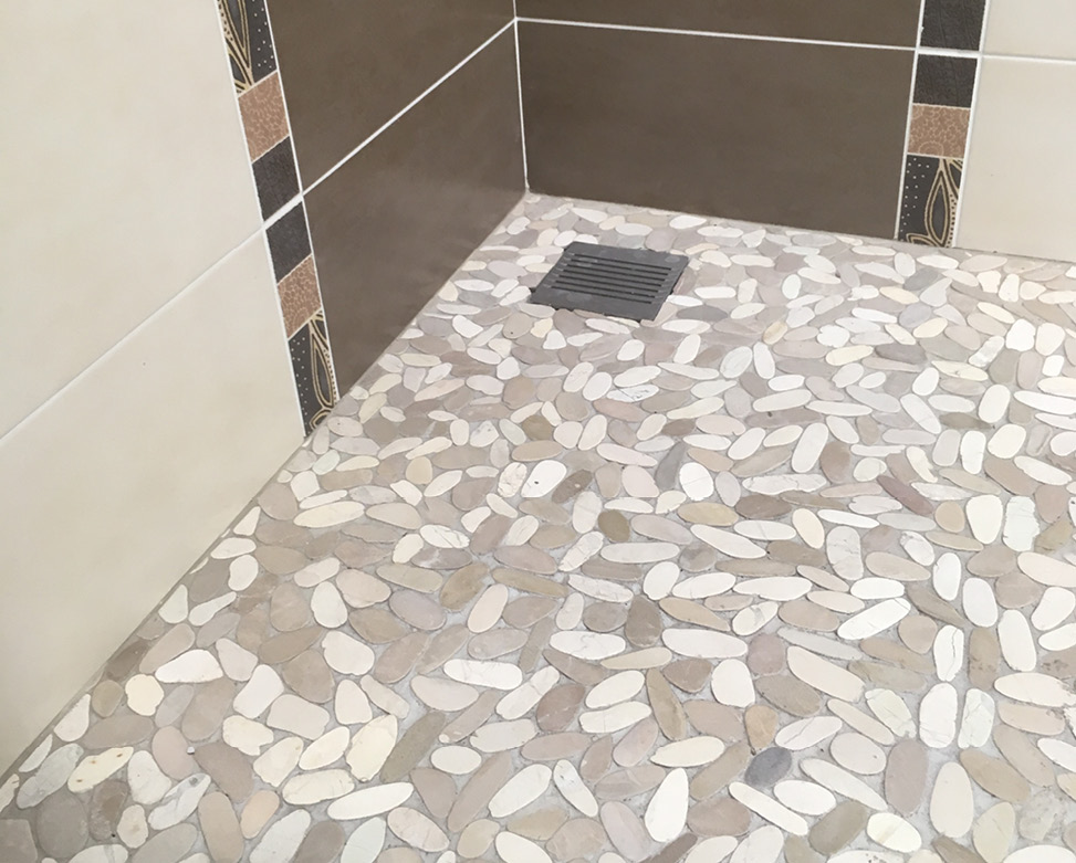 Carrelage galet décoratif en sols de douche ou en frise Bati-Orient